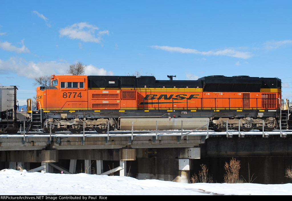 BNSF 8774